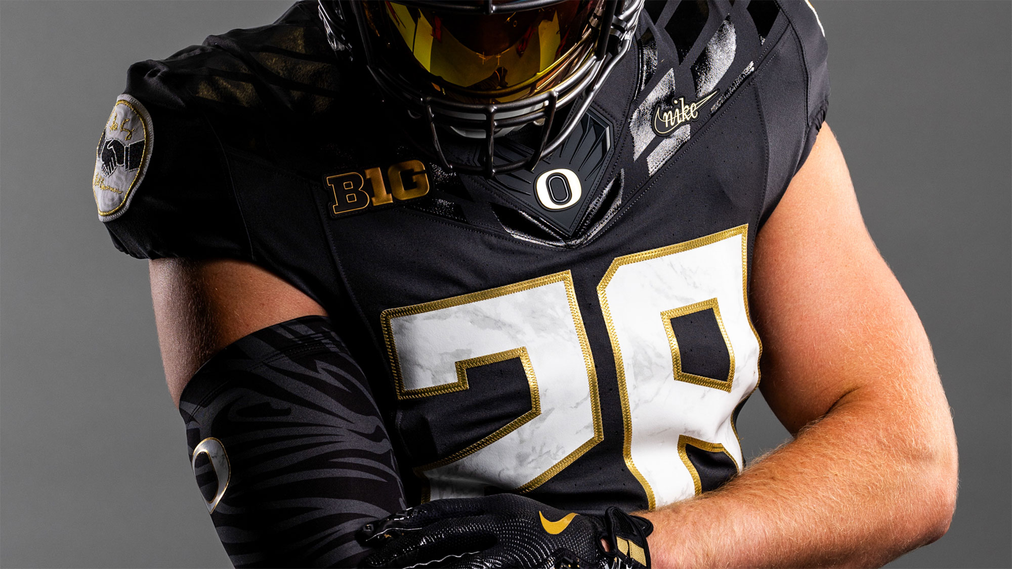 Photos courtesy of @GoDucks, @oregonfootball on X/Twitter.