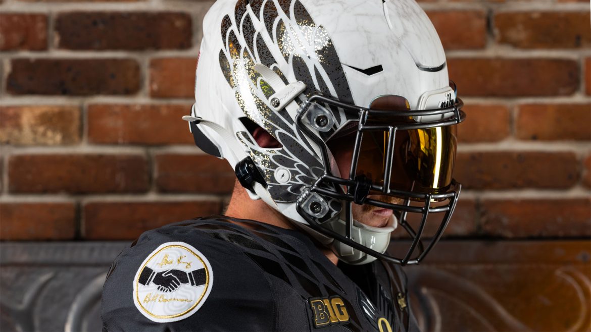 Oregon Ducks Honor Phil Knight, Bill Bowerman With “Shoe Duck ...