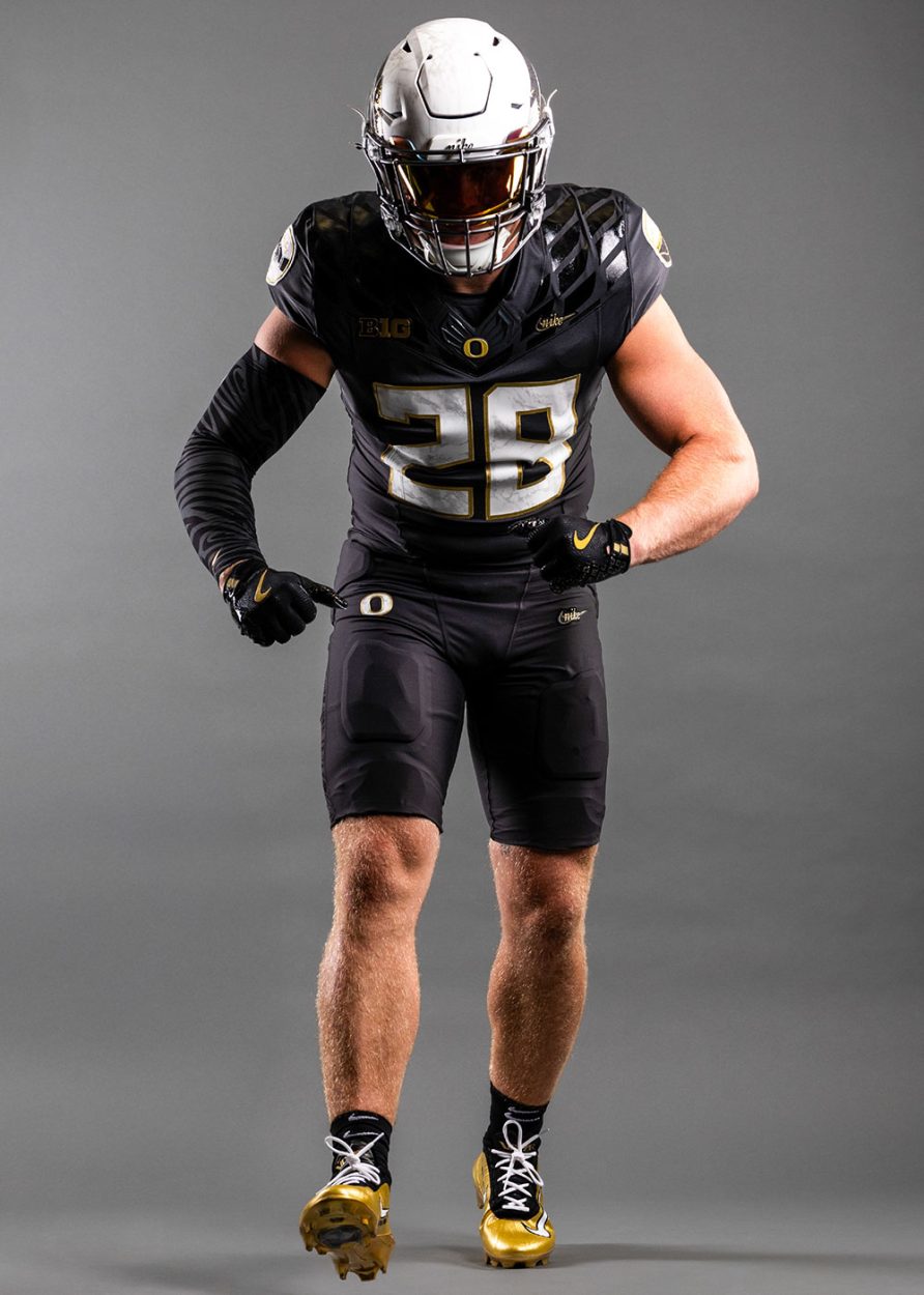 Photos courtesy of @GoDucks, @oregonfootball on X/Twitter.